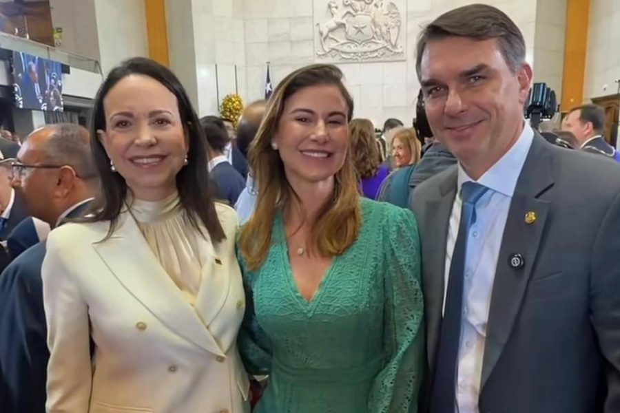 María Corina Machado encontra Flávio Bolsonaro no Chile e fala em ...