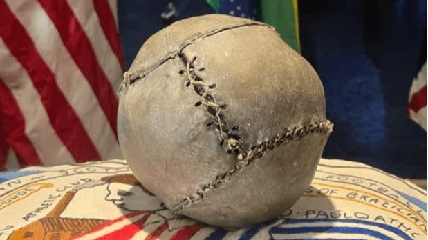 Bola chega à Copa e impressiona torcedores
