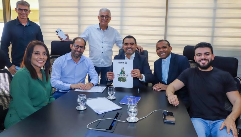 Wanderlei Barbosa entrega título de área da Romaria da Sucupira