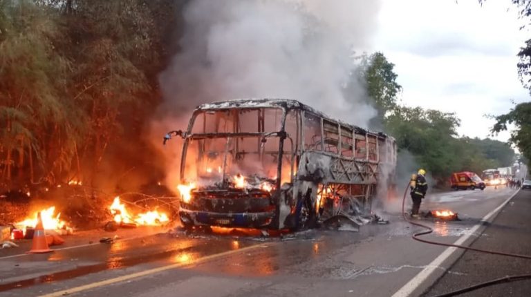 Ônibus pega fogo na BR-153 e mobiliza equipes do Corpo de Bombeiros ...